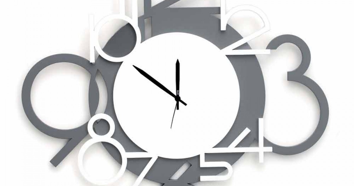 Reloj de pared grande con diseño moderno de madera gris.