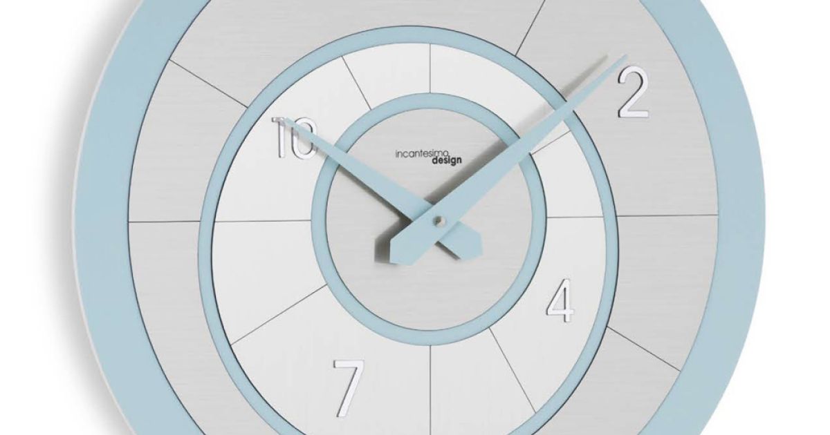 Reloj redondo en PVC semiexpandido de alta densidad.