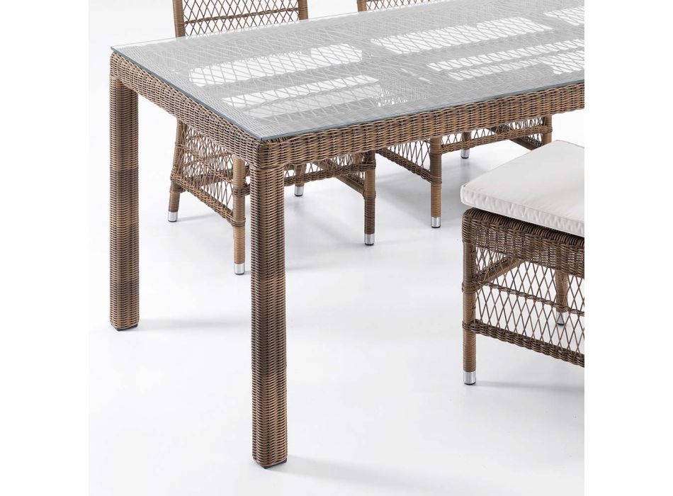Mesa rectangular con 4 sillas y 2 sillones.