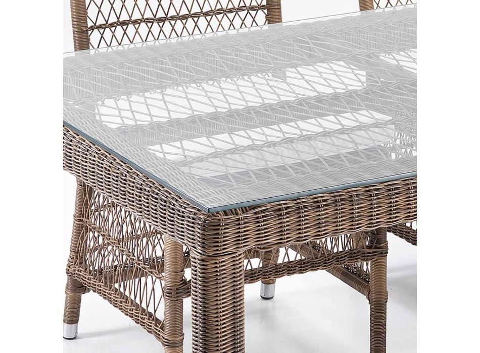 Mesa rectangular con 4 sillas y 2 sillones.